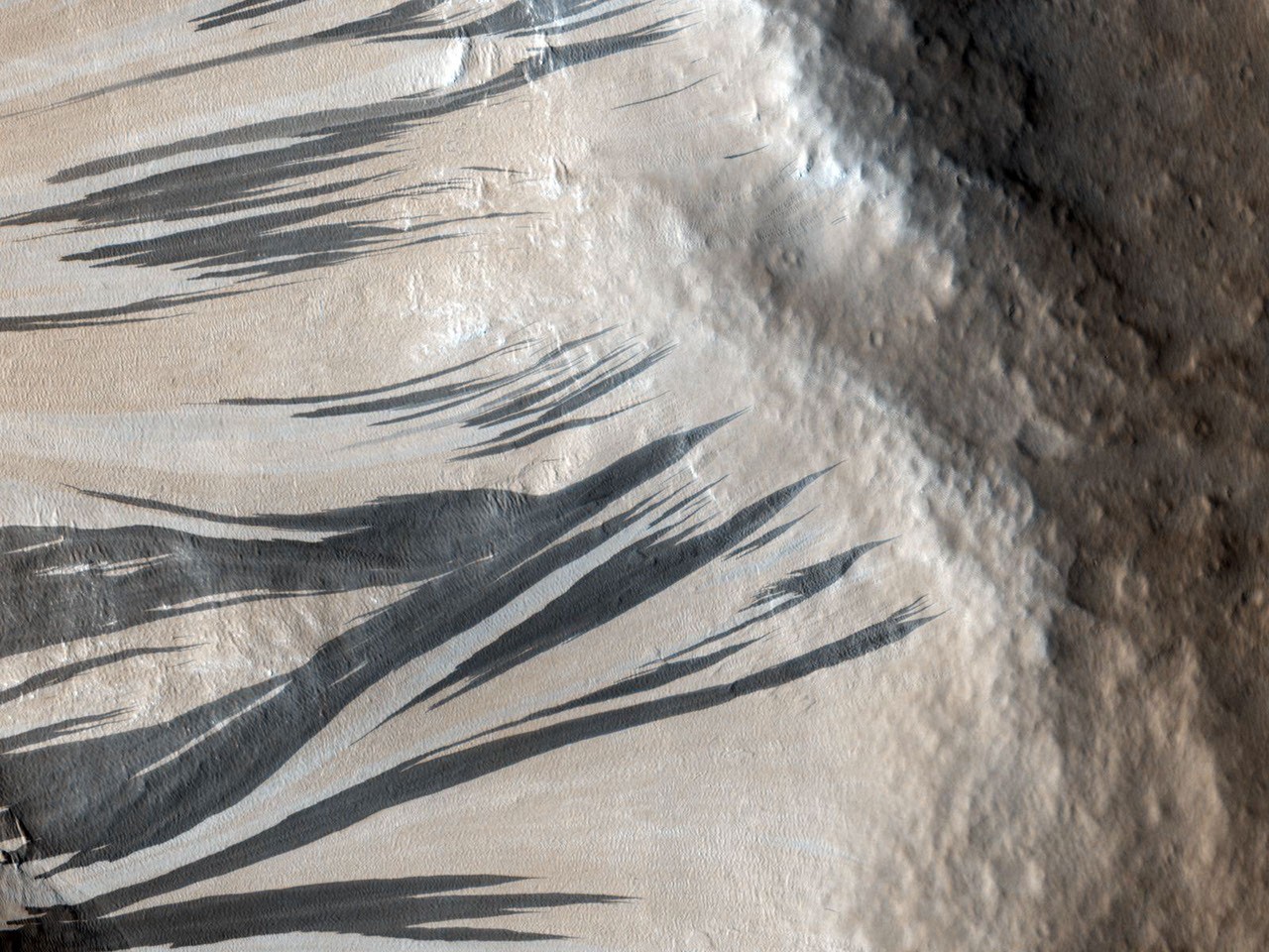 HiRISE Spots Slope Streaks on Mars in Acheron Fossae - NASA Science
