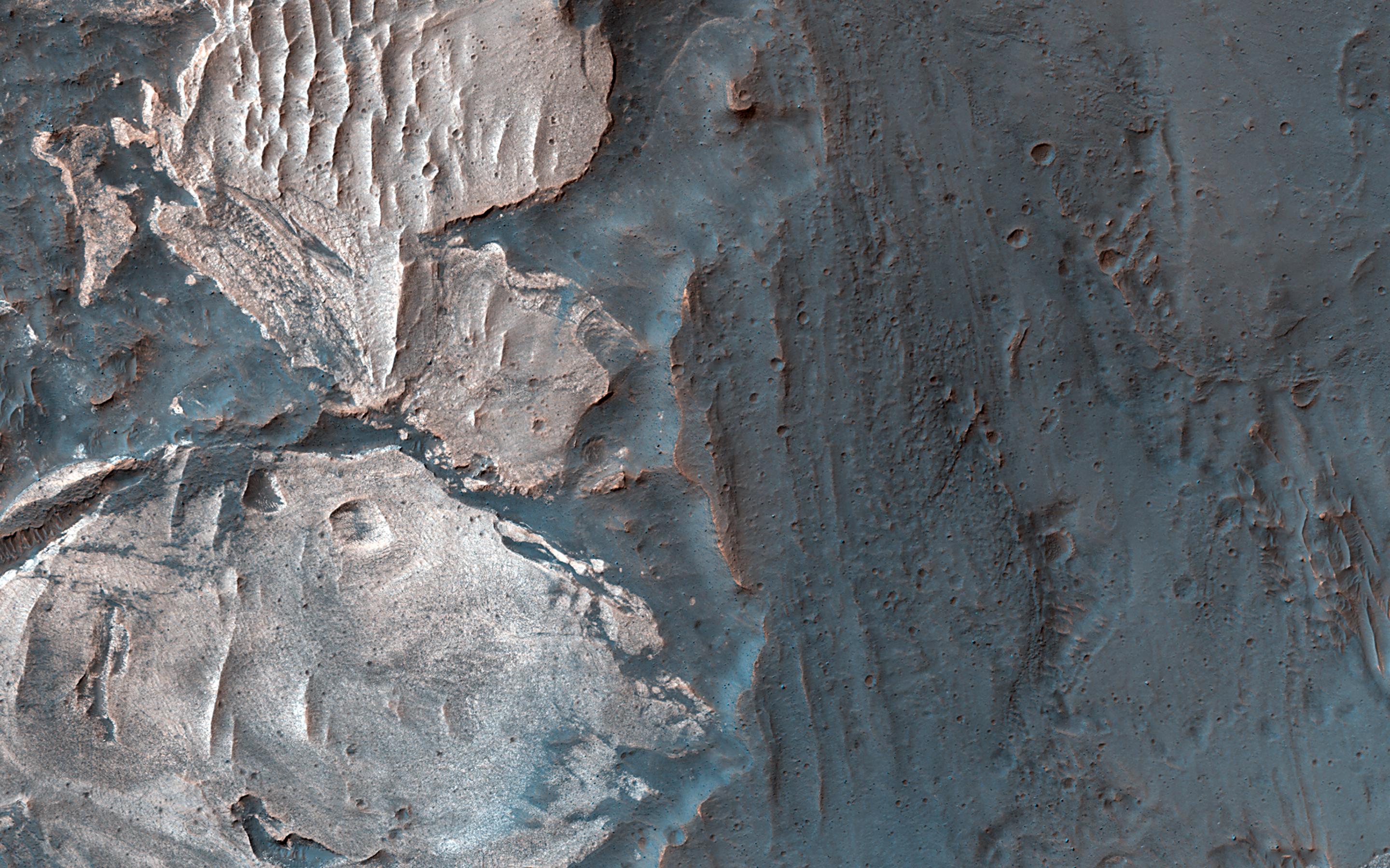 Light-Toned Materials along the Floor and Walls of Ius Chasma - NASA Science
