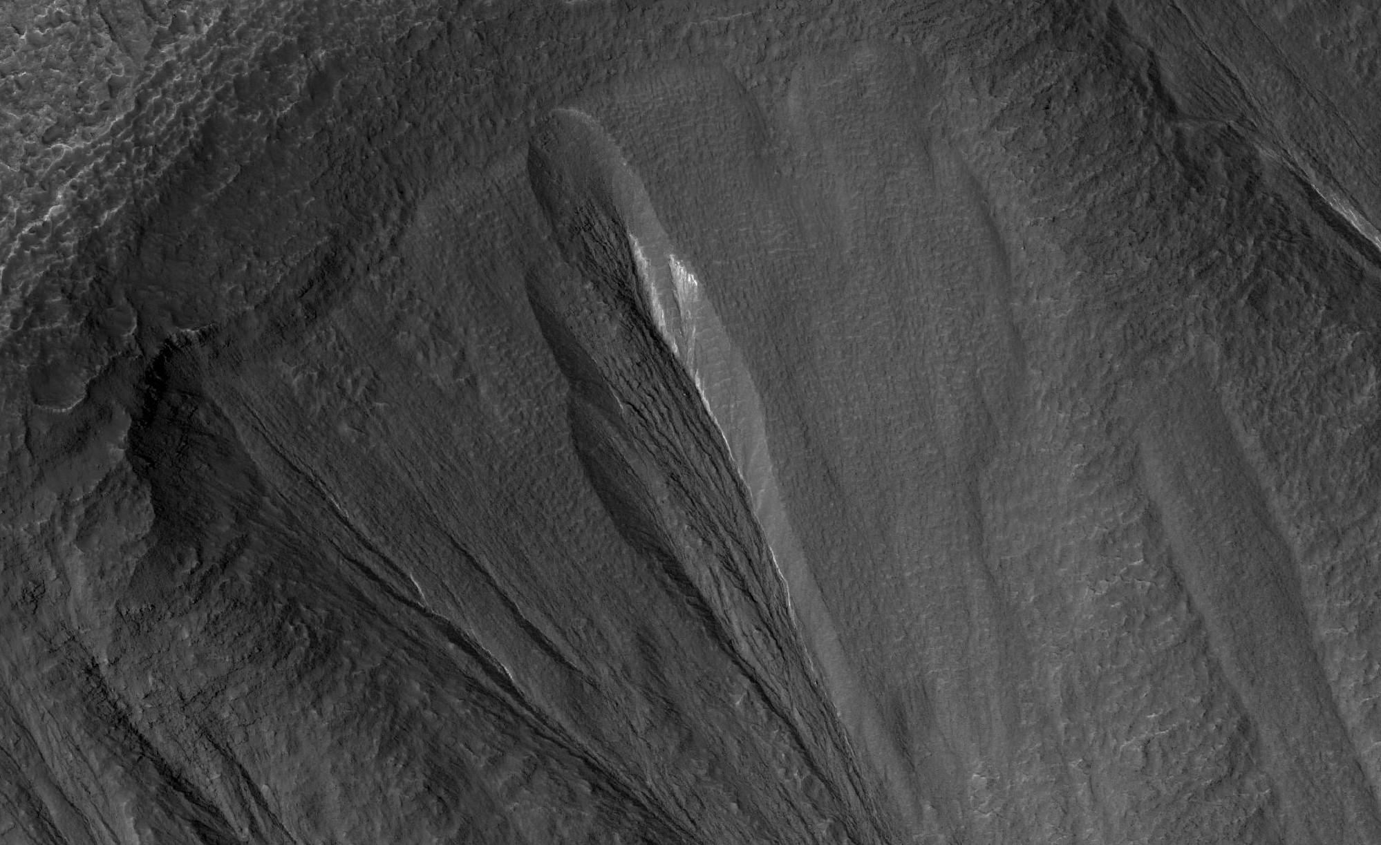 Dusty Water Ice in Mars' Dao Vallis - NASA Science