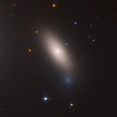 NGC 1277 Globular Clusters Comparison - NASA Science