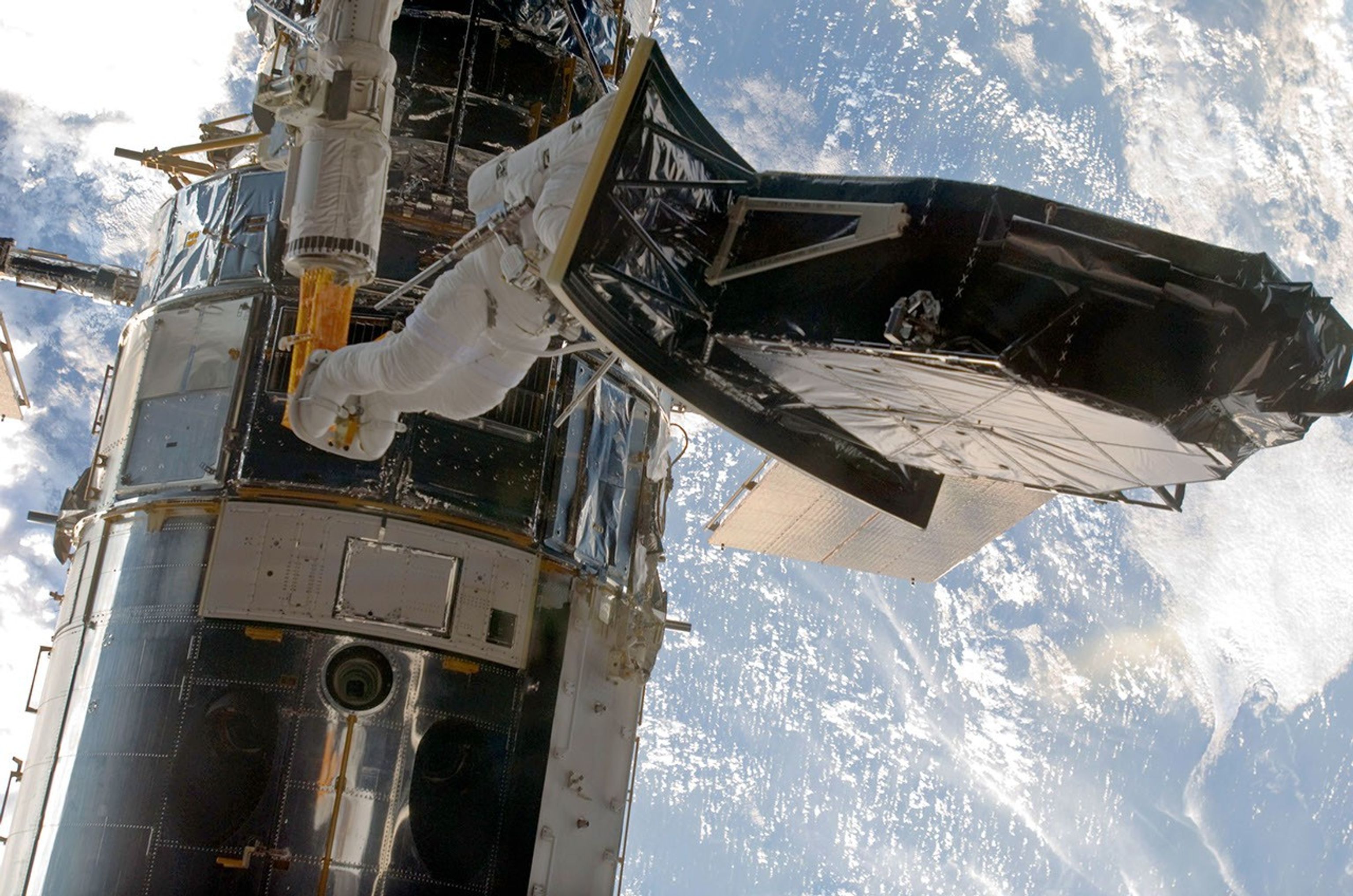Installing Wide Field Camera 3 (2009) - NASA Science