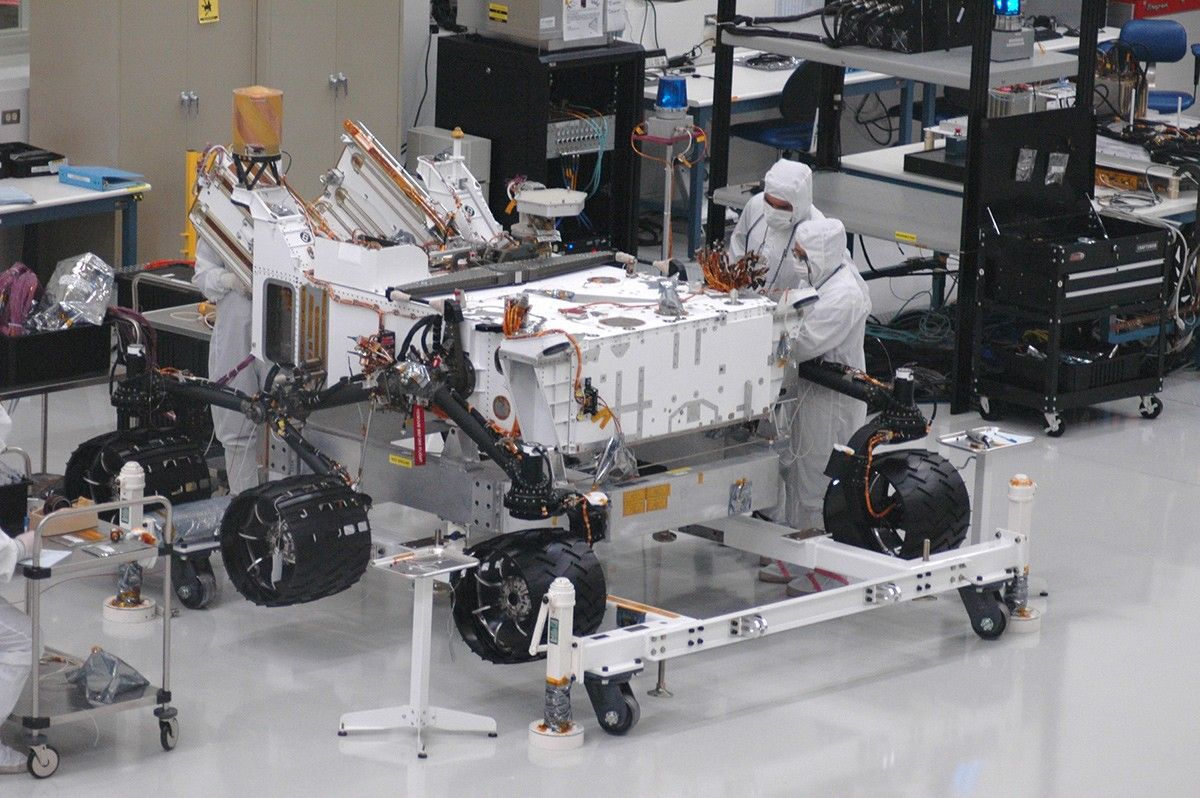 Mars rover Curiosity with Newly Installed Wheels - NASA Science
