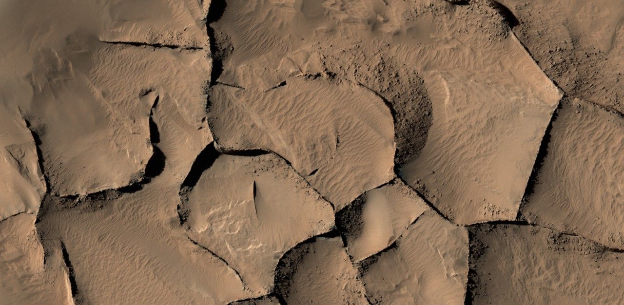 Blade-Like Martian Walls Outline Polygons - NASA Science