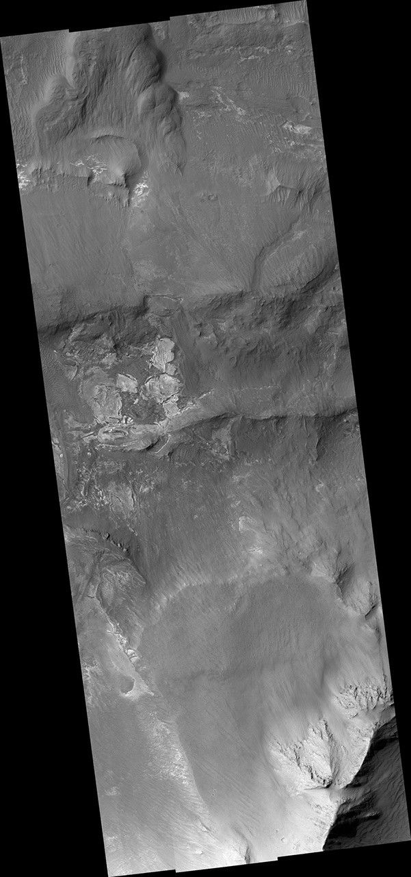 Light-Toned Materials along the Floor and Walls of Ius Chasma - NASA Science
